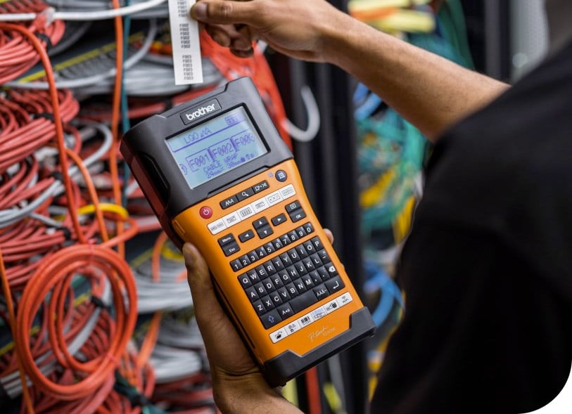 Impressora térmica de etiqueta x rotulador eletrônico: qual usar?